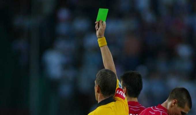 Calcio: Le premier carton vert de l'histoire du football professionnel ...