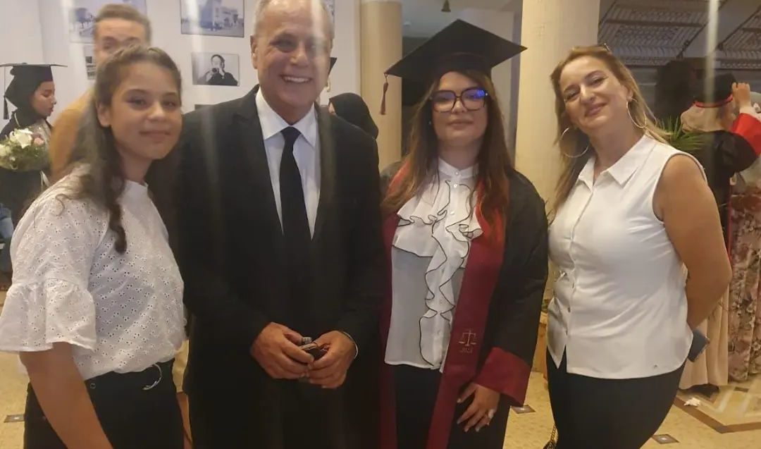 Hatem Ben Amara célèbre la réussite de sa fille lors de sa cérémonie de remise de diplôme ...