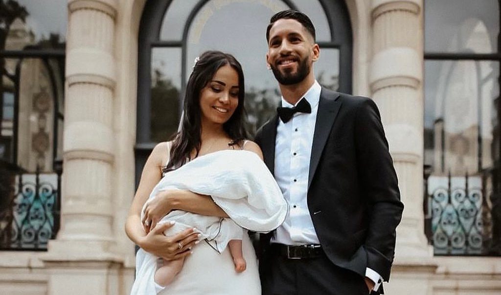 Moaz Hassan se marie en tenant son enfant dans les bras, une image ...