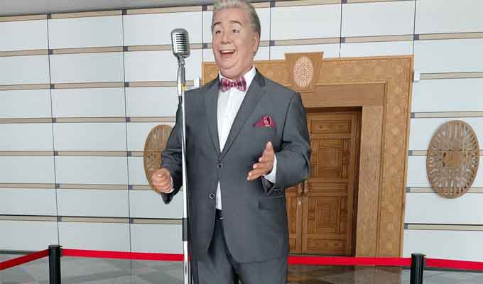 La statue en cire de feu Ali Riahi prend place à la Cité de la Culture ...